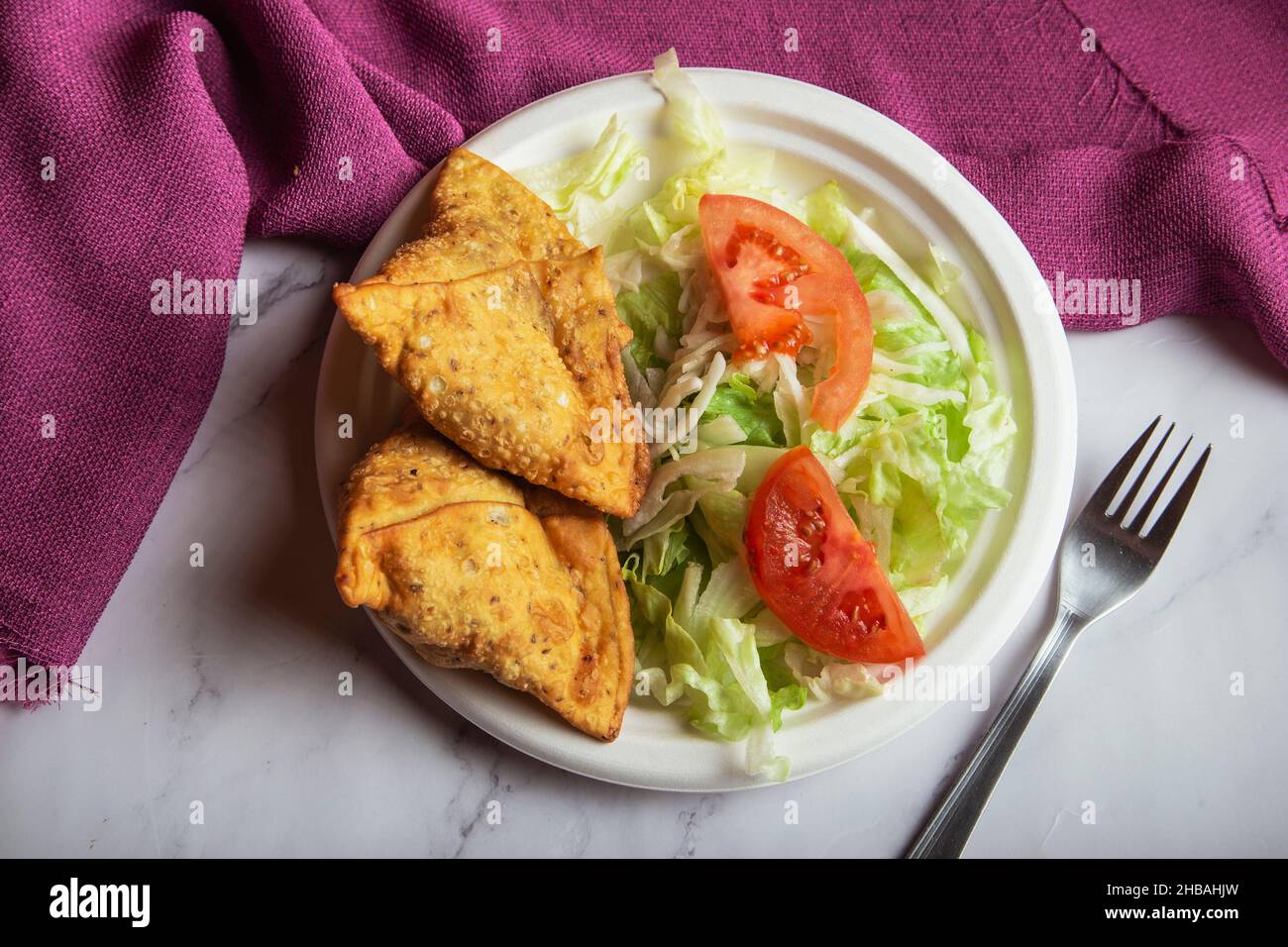 Samosa and salad on plate hi-res stock photography and images - Alamy