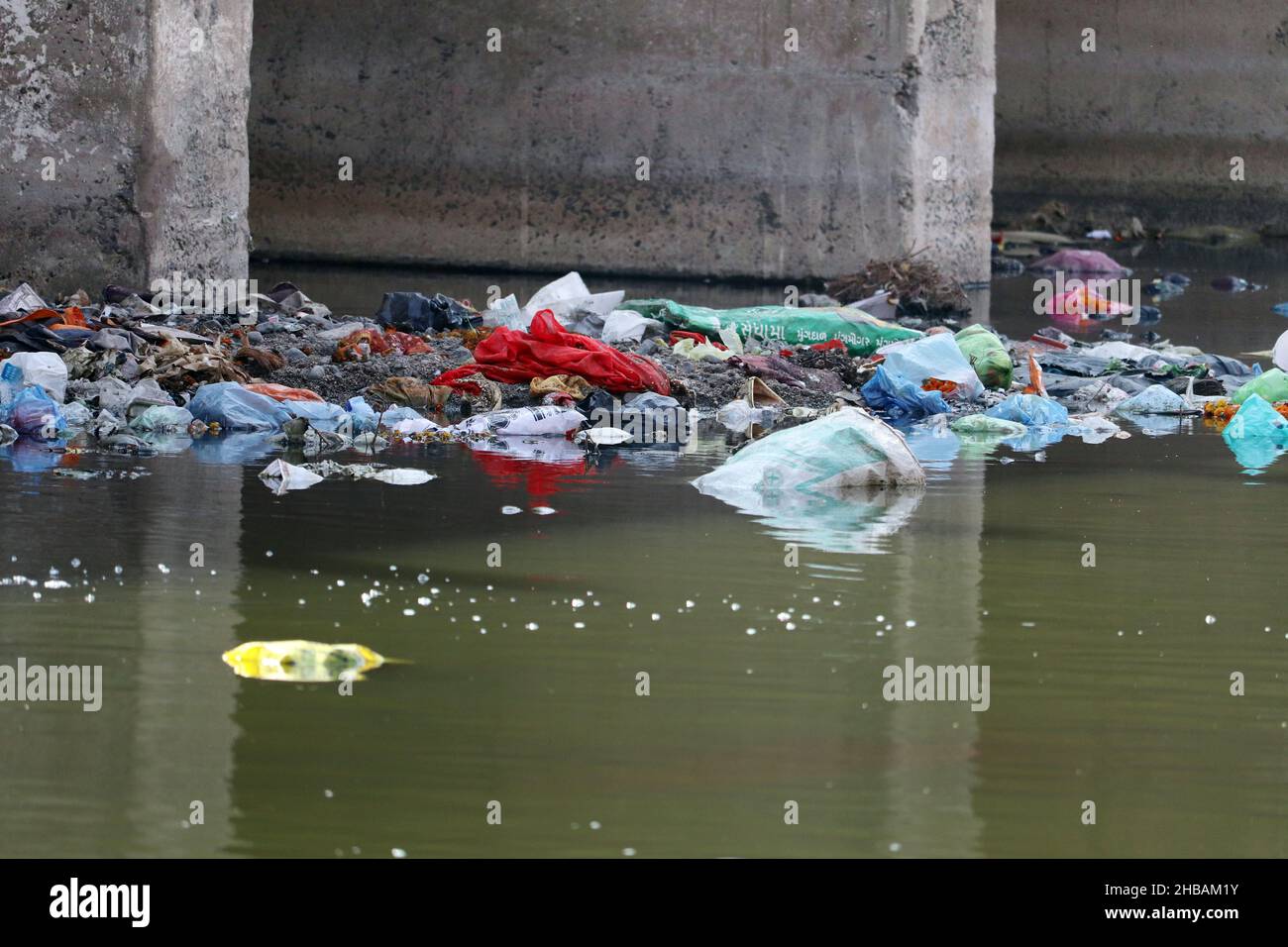 water pollution, garbage and trash, Discarded plastic debris polluting ...