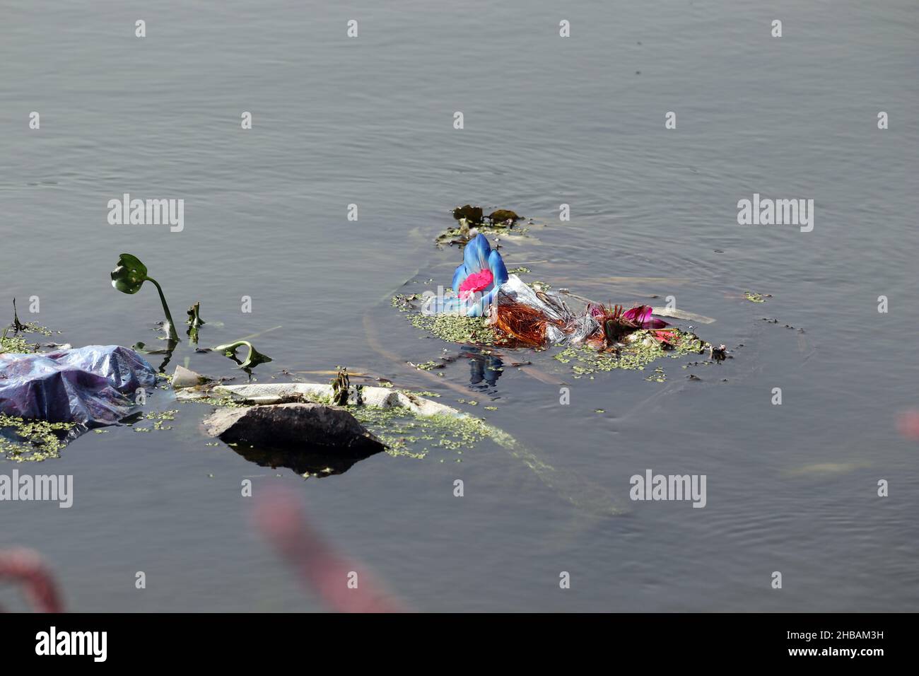 water pollution, garbage and trash, Discarded plastic debris polluting ...