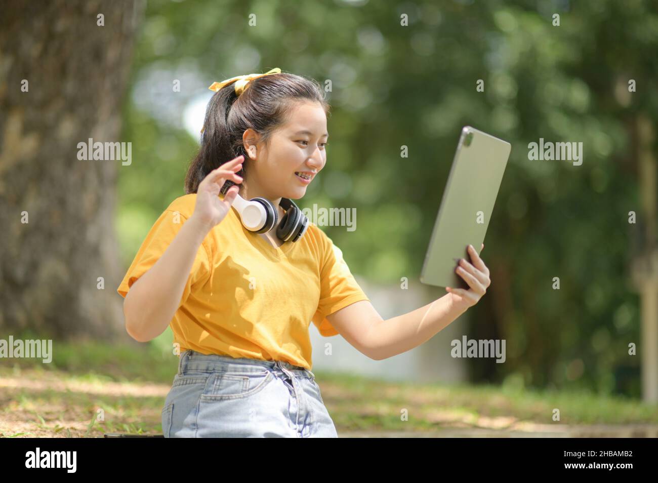 Greet friends hi-res stock photography and images - Alamy