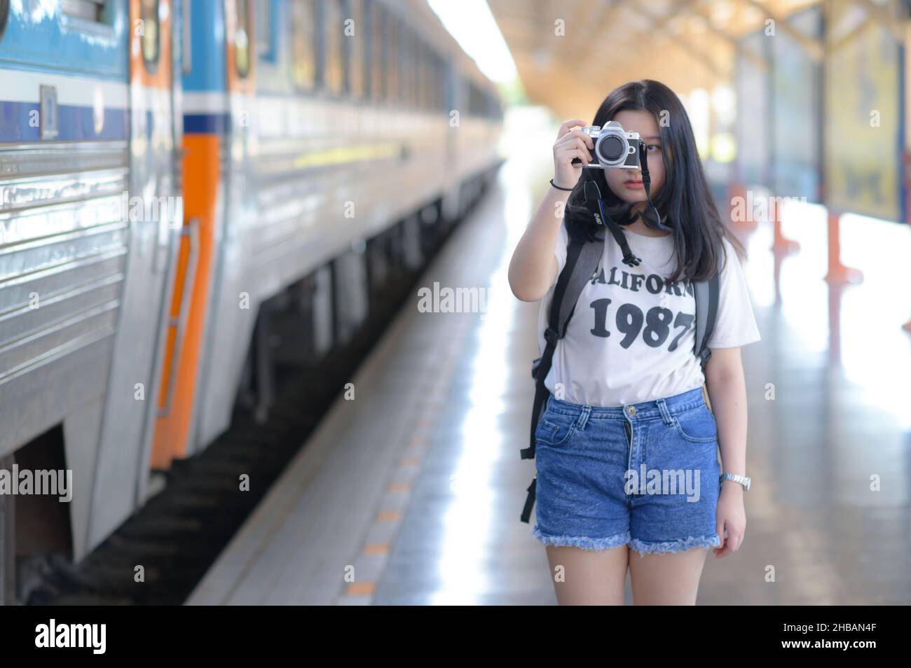Woman outside facing camera hi-res stock photography and images - Alamy