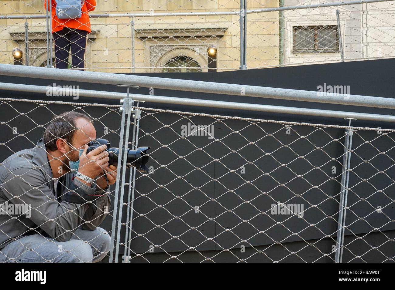 Photographer behind the camera hi-res stock photography and images - Alamy
