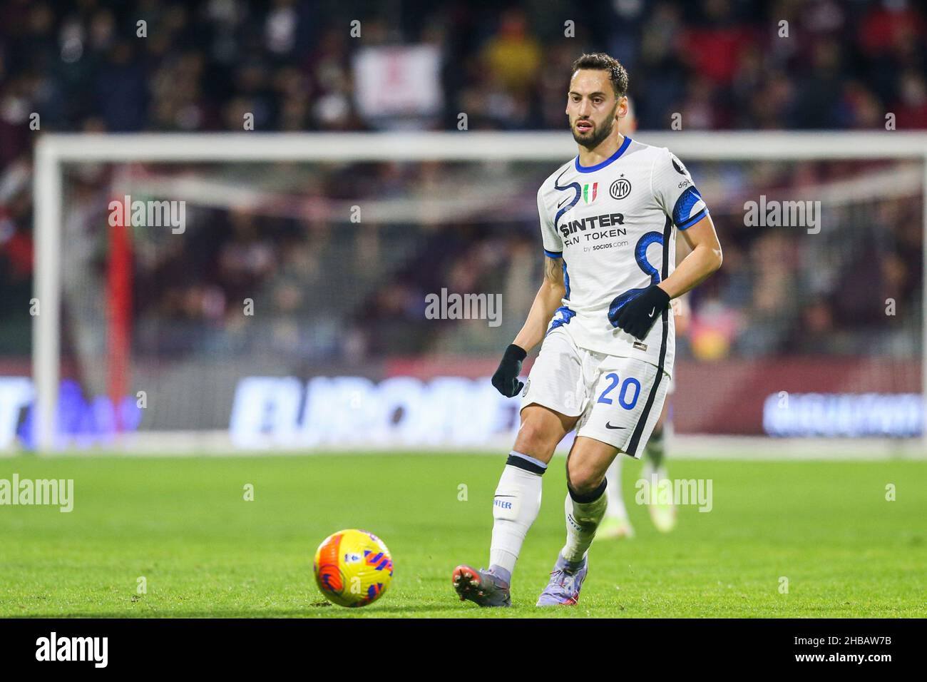 InterÕs Turkish midfielder Hakan Calhanoglu controls the ball during ...