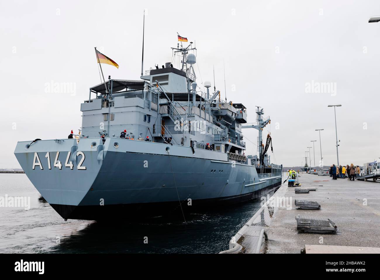 Kiel, Germany. 18th Dec, 2021. The service fuel transporter "Spessart ...