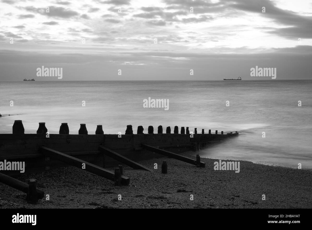 Dawn breaks at Kingsdown beach, near the famous White Cliffs of Dover ...