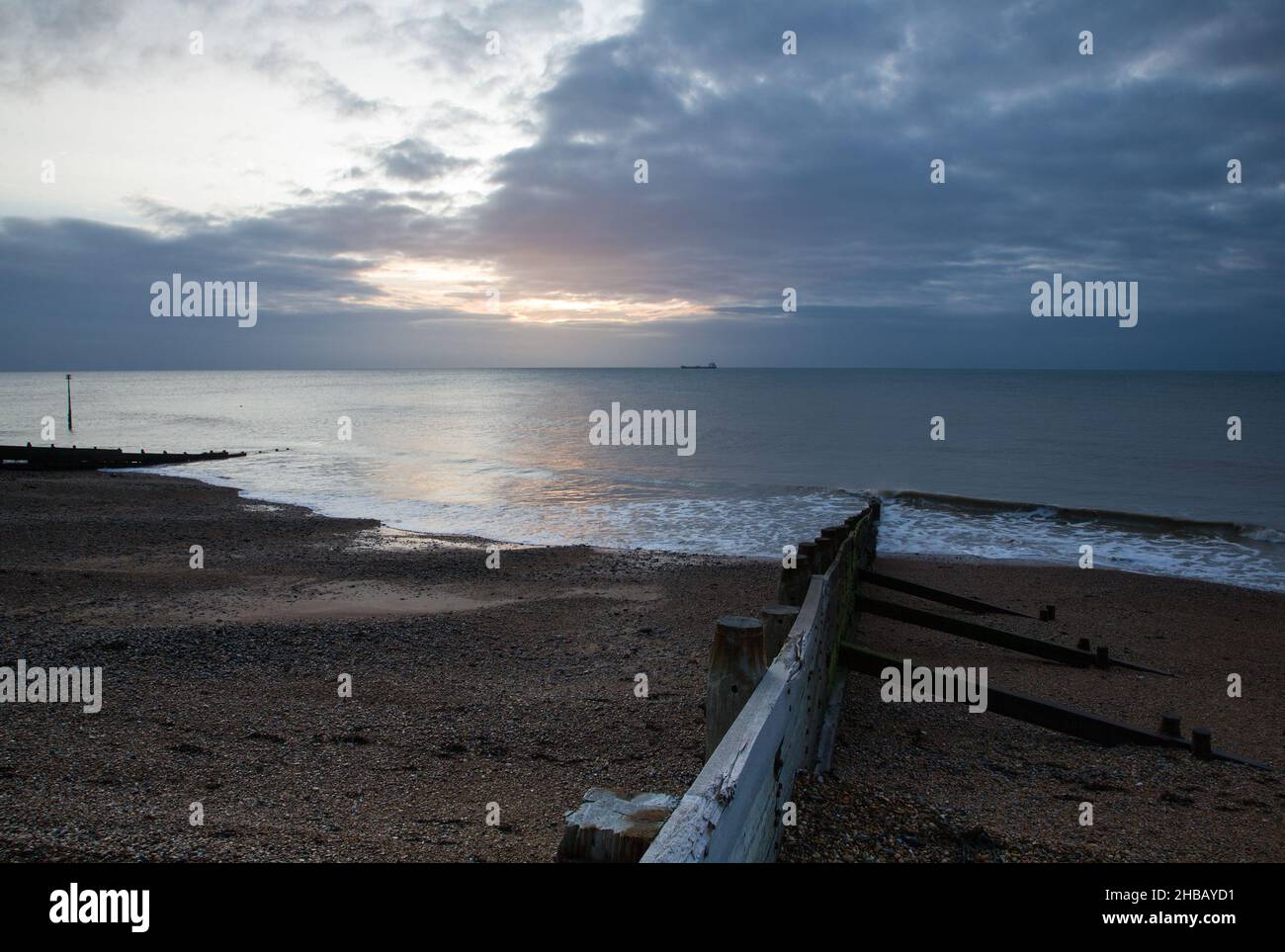 Sunrise at Kingsdown beach, near the famous White Cliffs of Dover, Kent ...