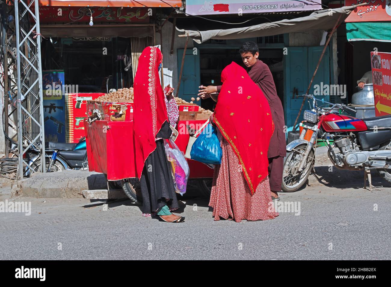 Pakistan market bus hi-res stock photography and images - Alamy