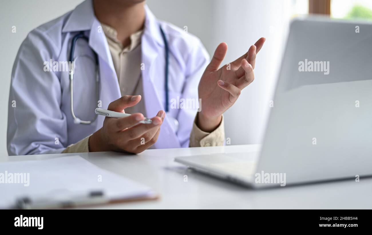 Medical professionals are giving medical advice with video streaming ...