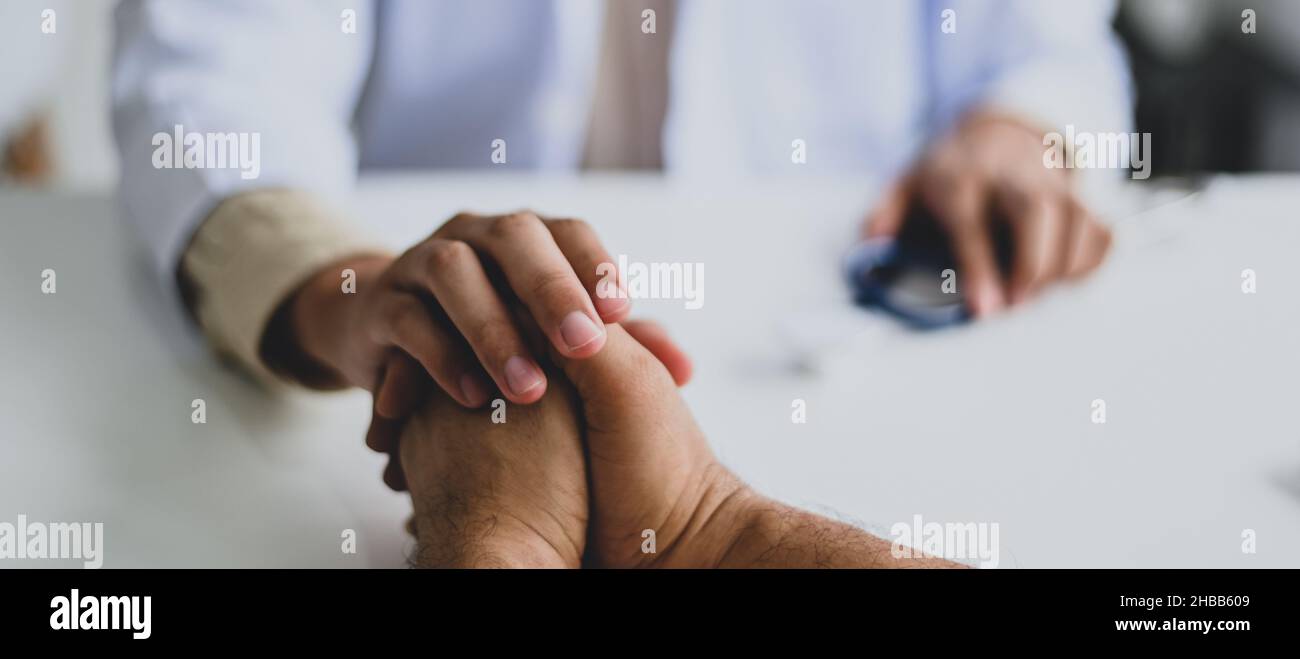 Doctor patient shake hands hi-res stock photography and images - Alamy