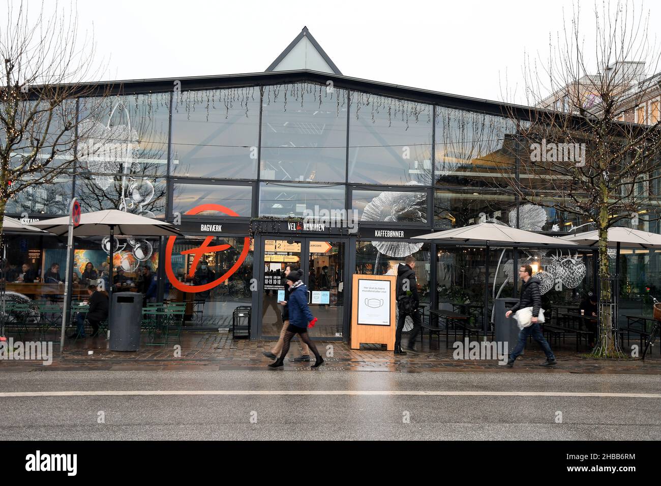 Copenhagen/Denmark./18 December 2021/Face mask mandatory for shoppers ...