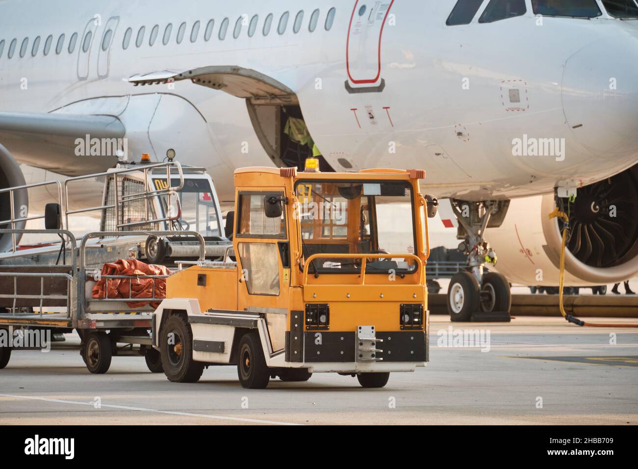 Passenger jet airplane luggage truck hi-res stock photography and ...