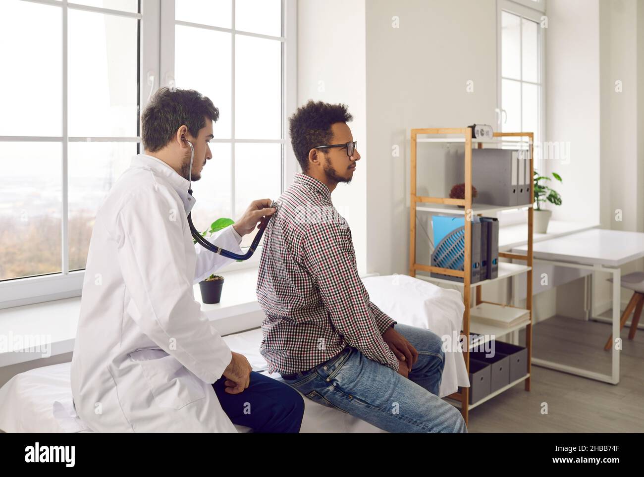Doctor listen to patient lungs in clinic Stock Photo - Alamy