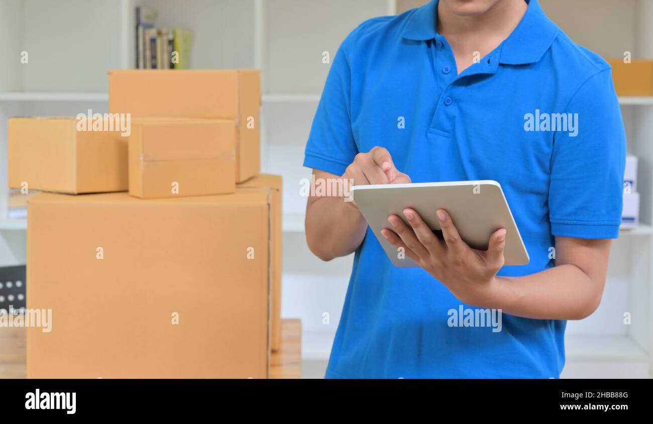 Using tablet digital order tracking hi-res stock photography and images ...