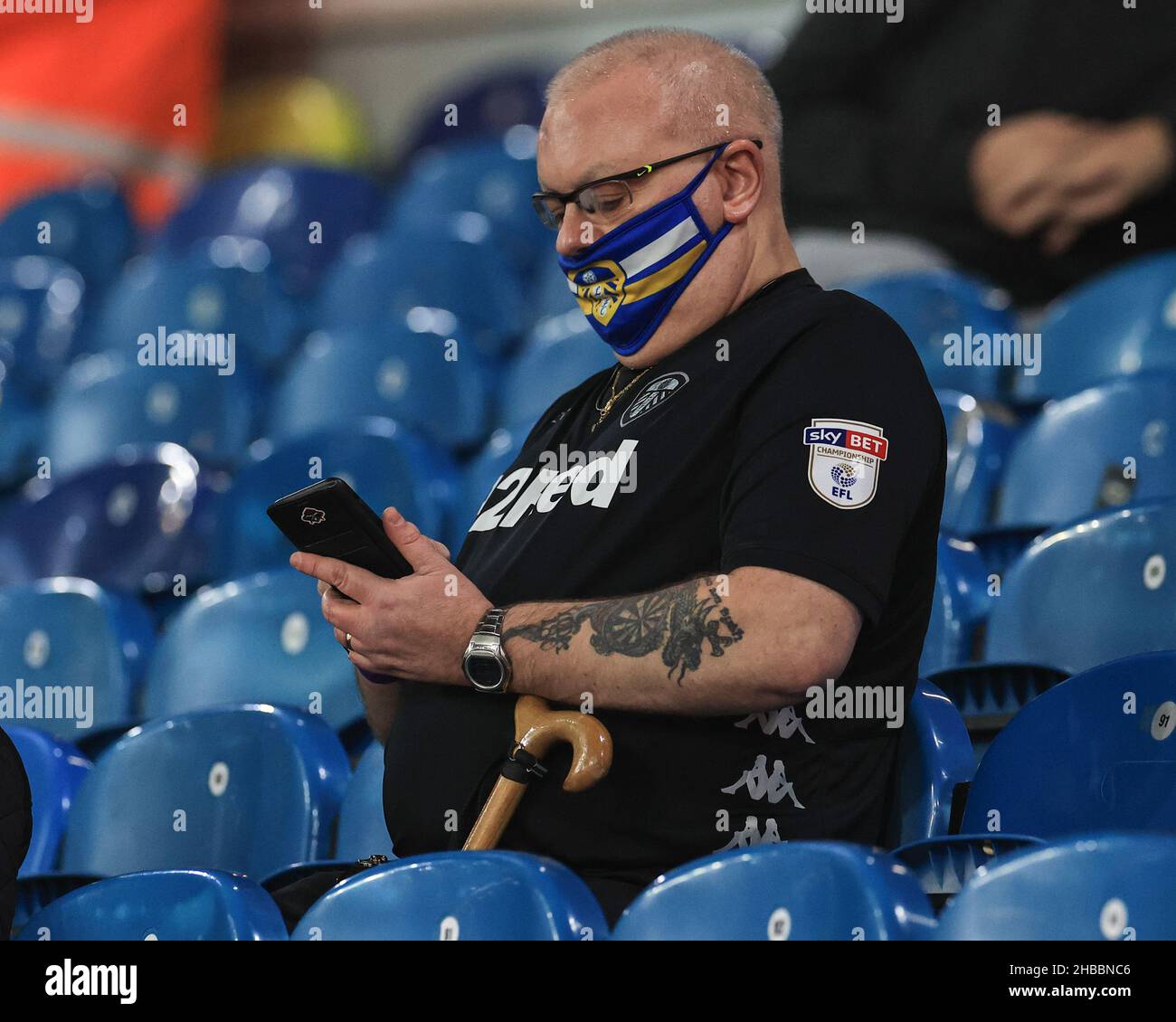 Premier league fan mask leeds hi-res stock photography and images - Alamy