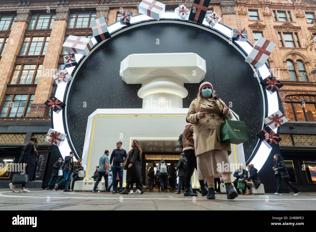 Harrods bag hi-res stock photography and images - Alamy