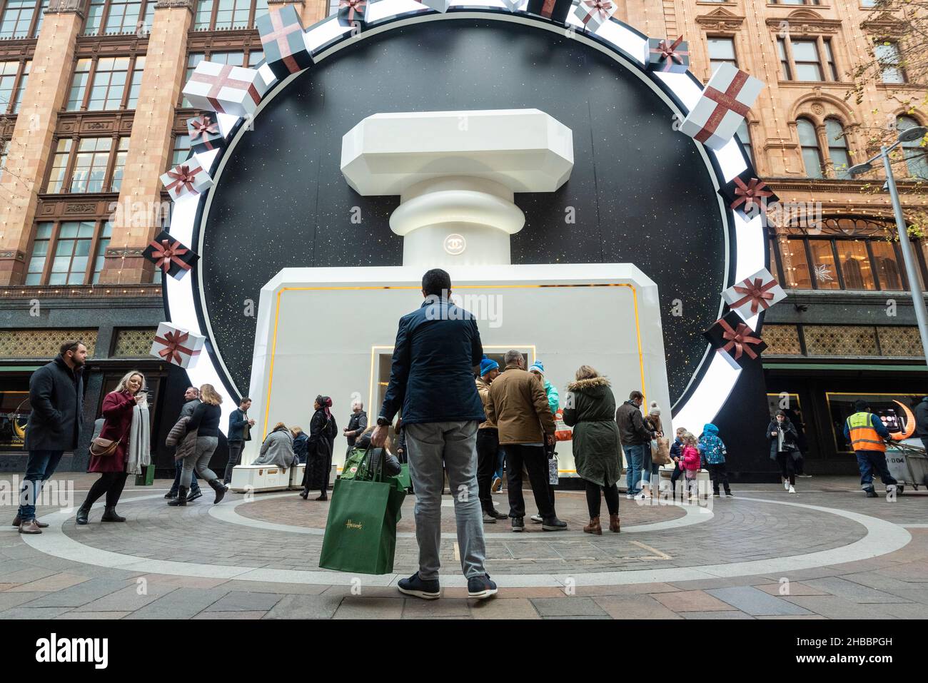 Harrods bag hi-res stock photography and images - Alamy