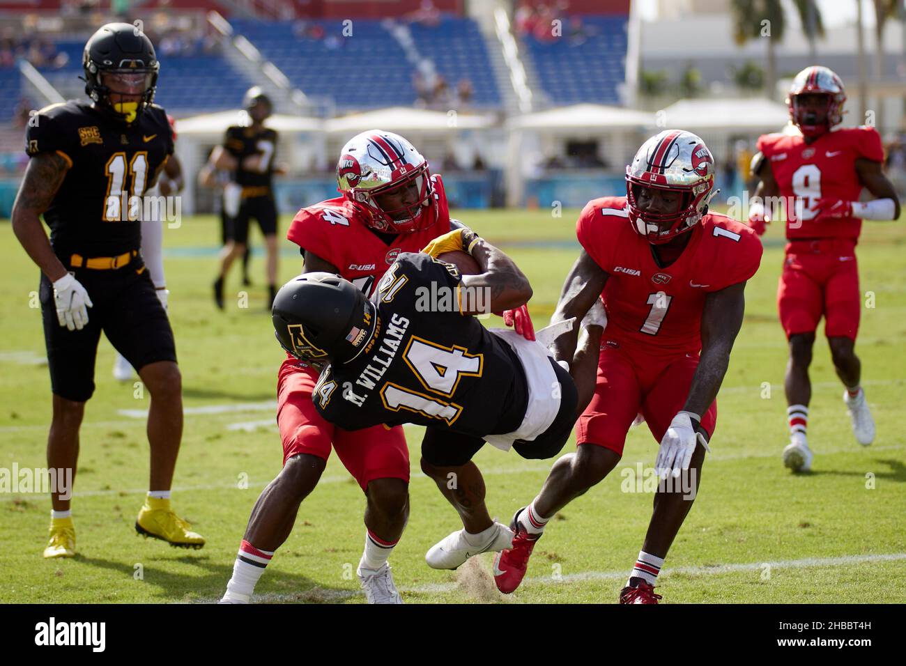 Boca Raton, USA. 18th Dec, 2021. College football players in attack ...