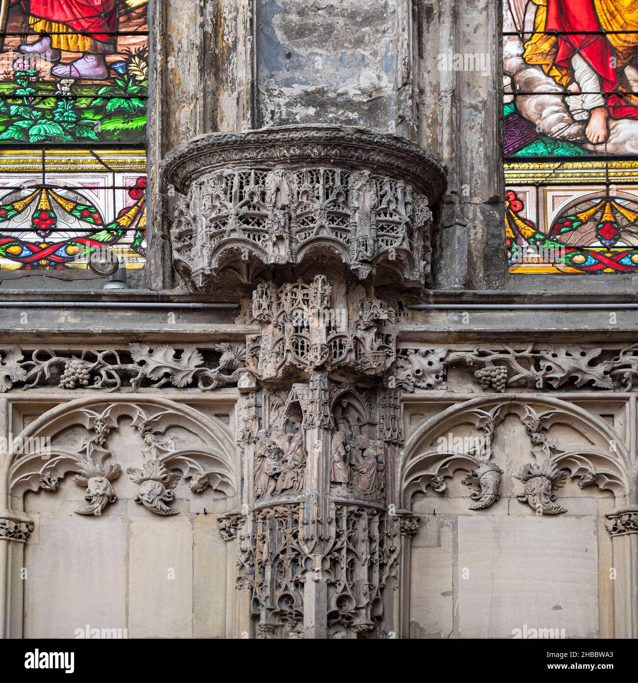 Middle ages stained glass hi-res stock photography and images - Alamy