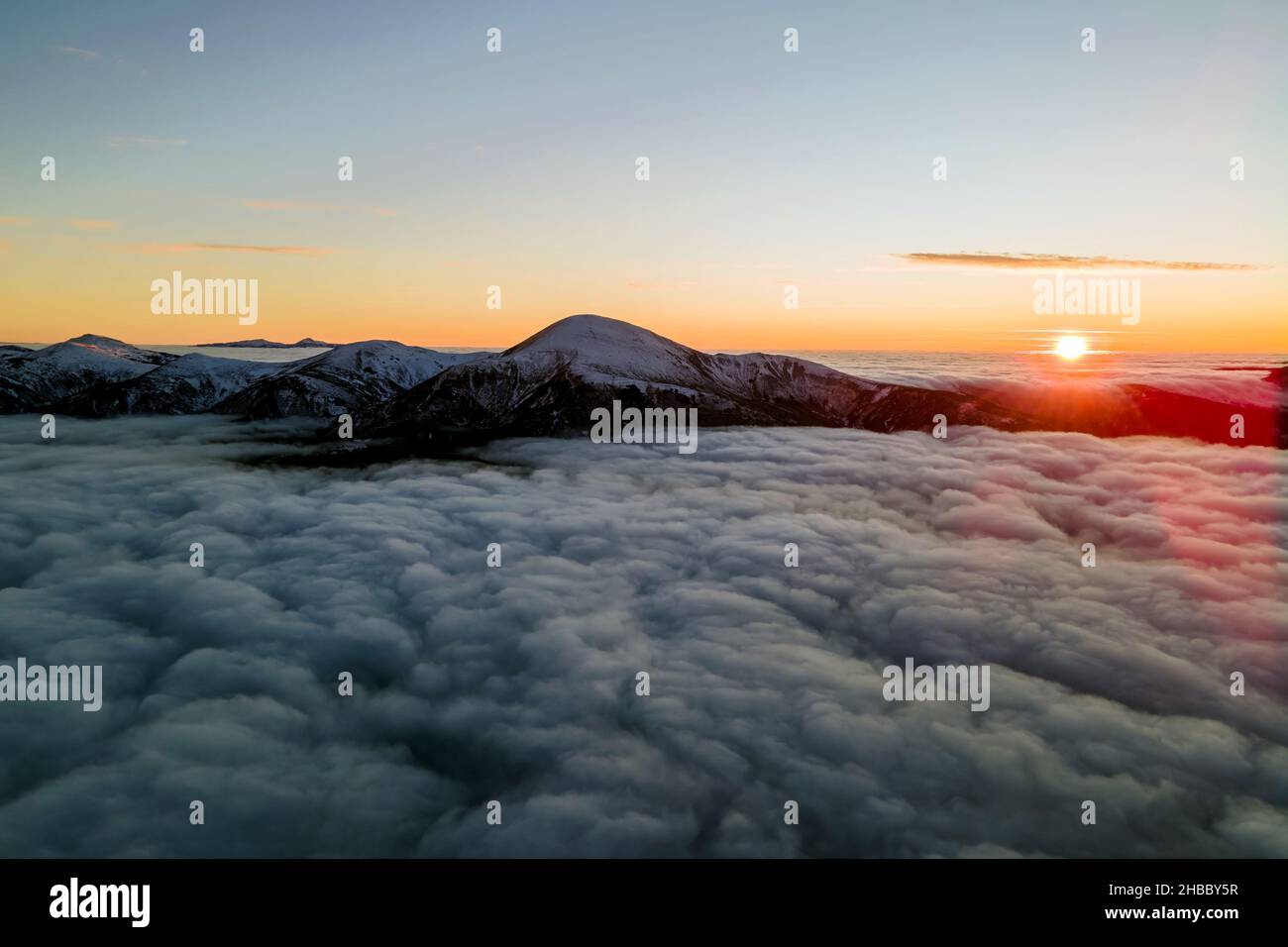 Distant plane on skyline hi-res stock photography and images - Alamy