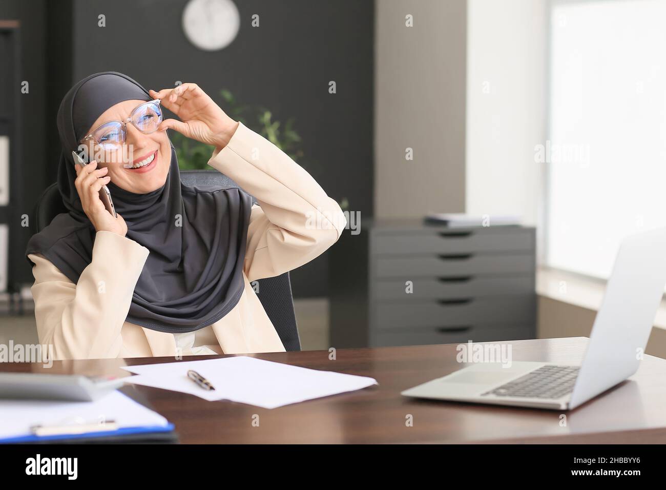 Muslim secretary talking phone hi-res stock photography and images - Alamy