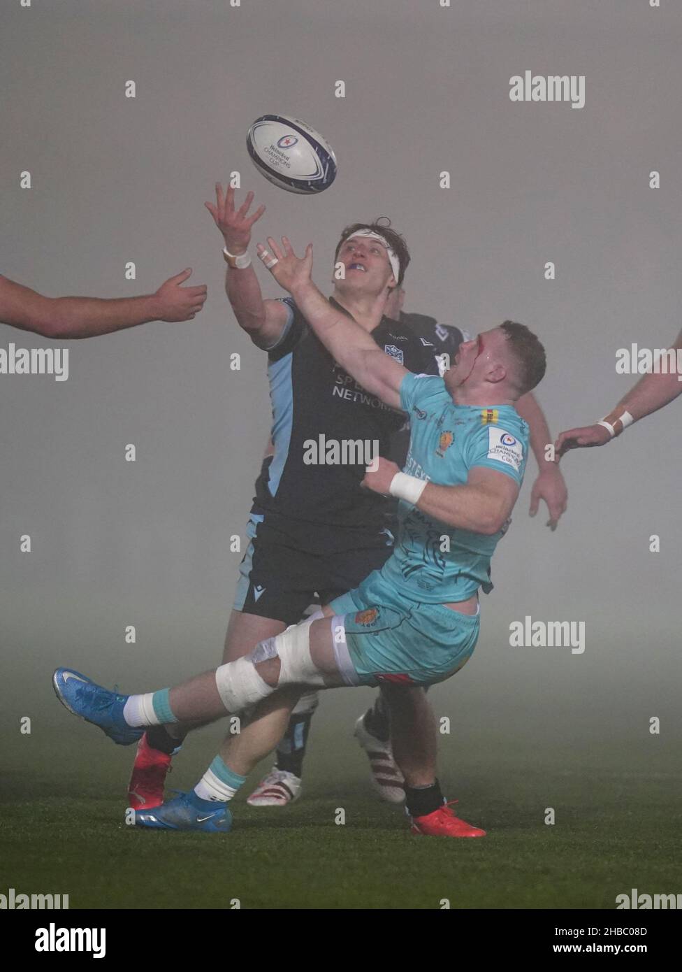 Glasgow Warriors' Rory Darge (left) and Exeter Chiefs' Sam Simmonds reach for a loose ball ...