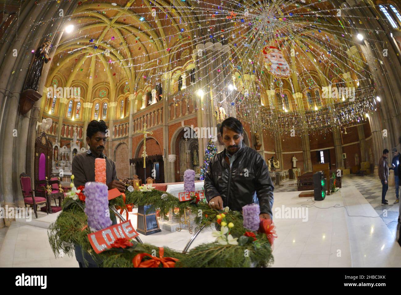 Lahore, Pakistan. 18th Dec, 2021. Pakistani Christians decorate the ...