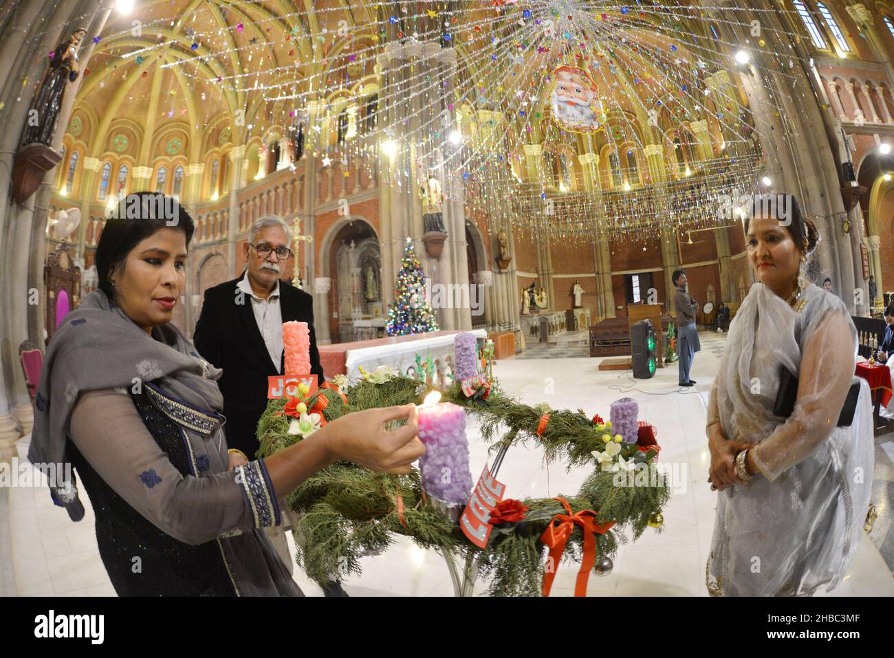 Lahore, Pakistan. 18th Dec, 2021. Pakistani Christians decorate the ...