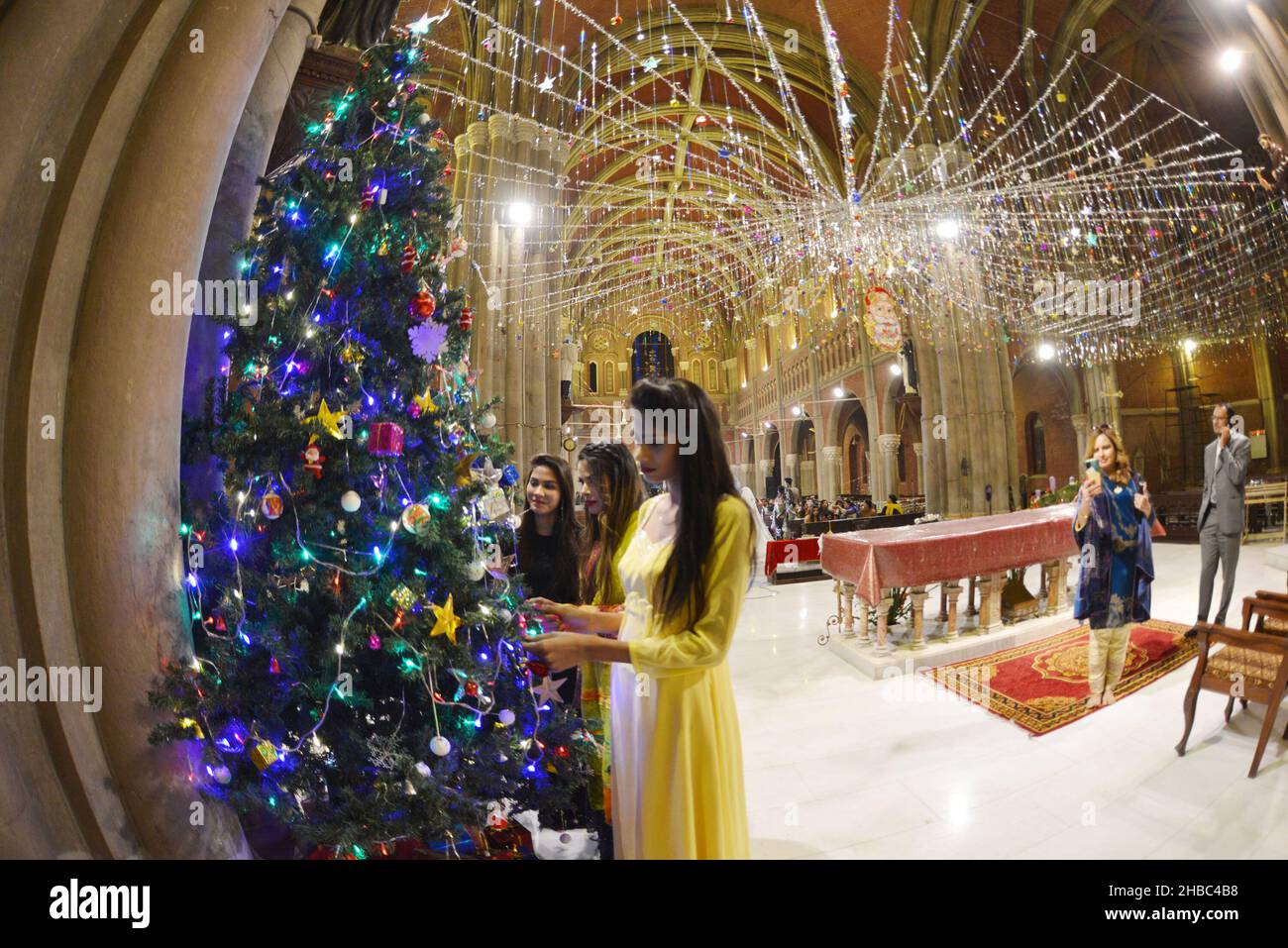 Lahore, Punjab, Pakistan. 18th Dec, 2021. Pakistani Christians decorate ...