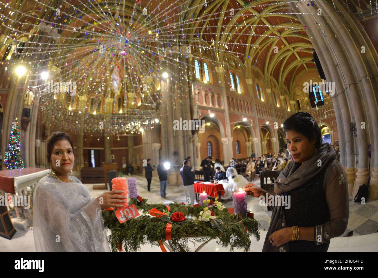 Lahore, Punjab, Pakistan. 18th Dec, 2021. Pakistani Christians decorate ...