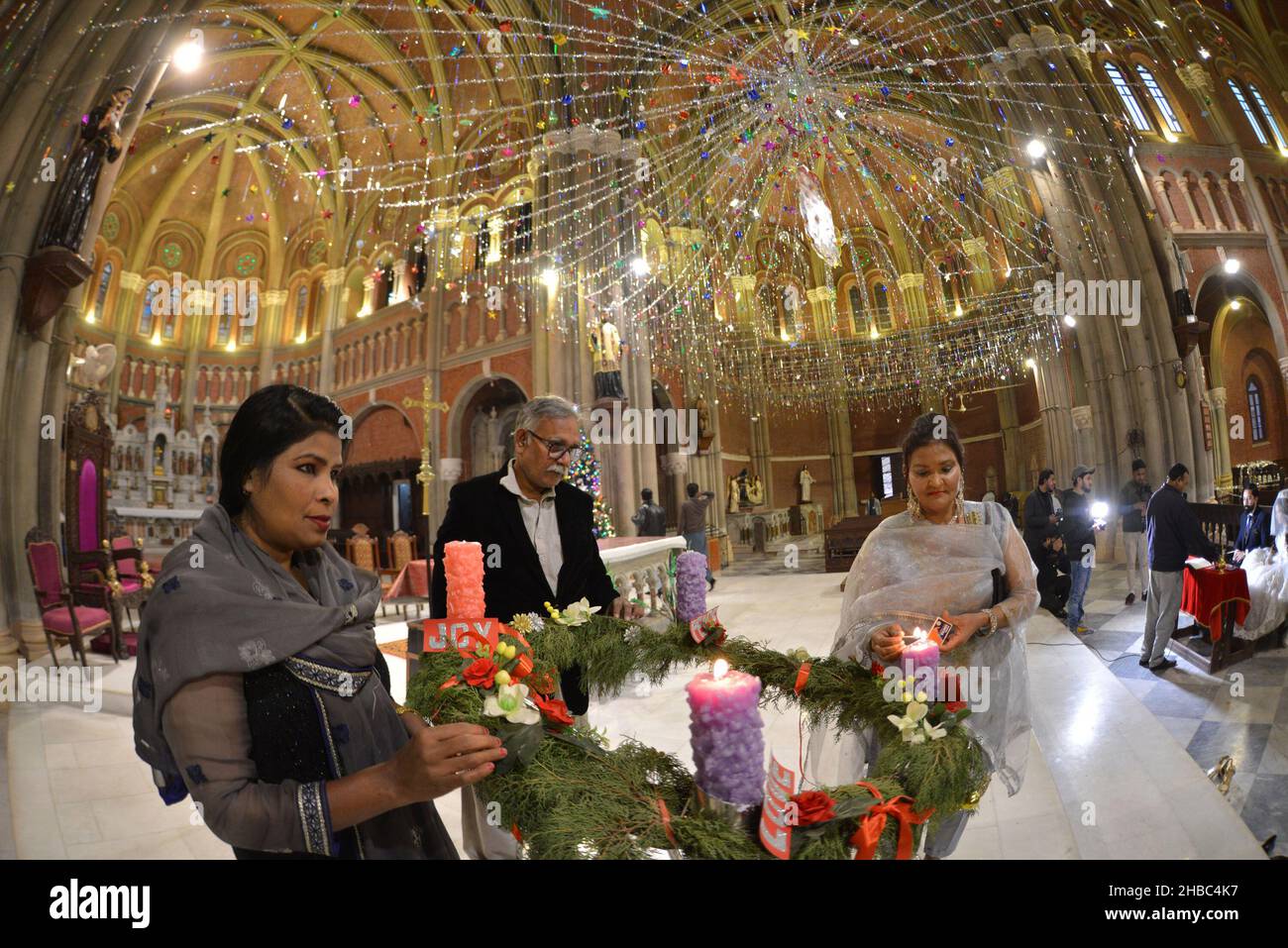 Lahore, Punjab, Pakistan. 18th Dec, 2021. Pakistani Christians decorate ...