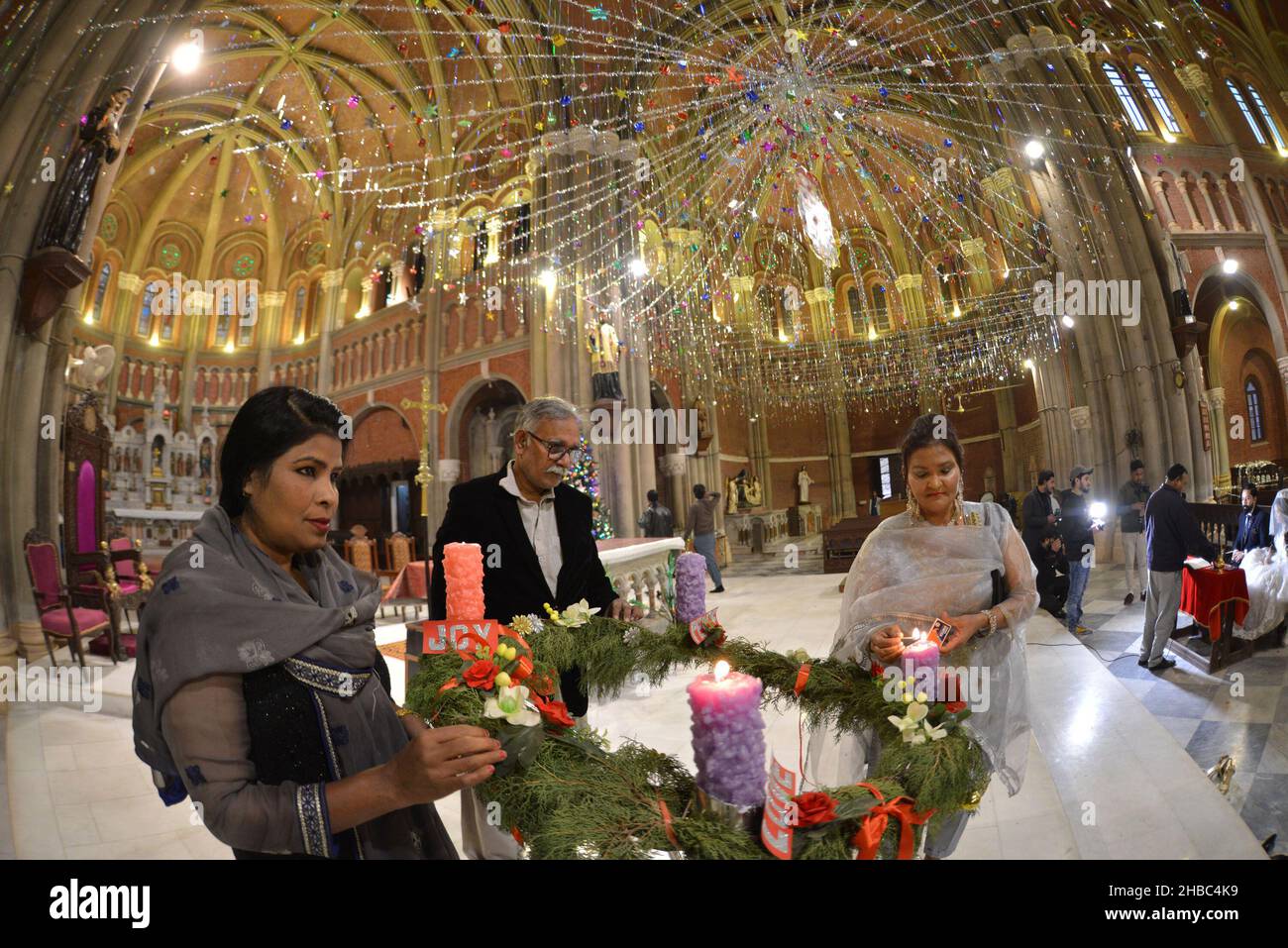 Lahore, Punjab, Pakistan. 18th Dec, 2021. Pakistani Christians decorate ...