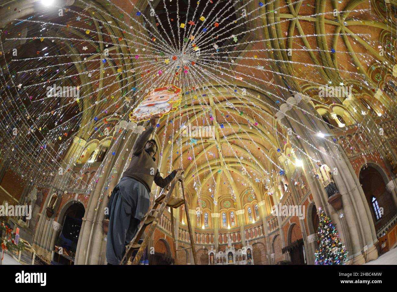 Lahore, Punjab, Pakistan. 18th Dec, 2021. Pakistani Christians decorate ...