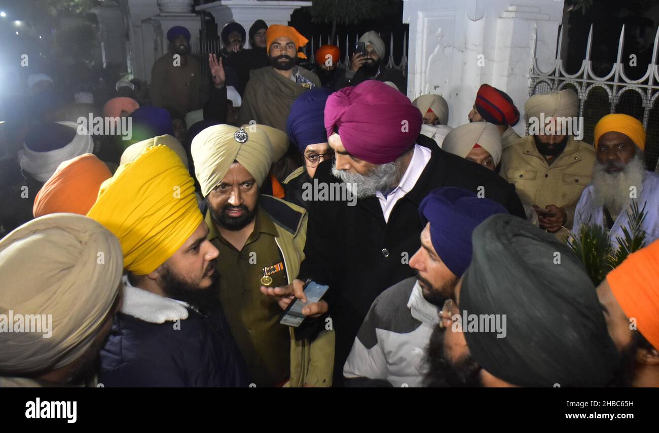 Sikh guru granth on head hi-res stock photography and images - Alamy