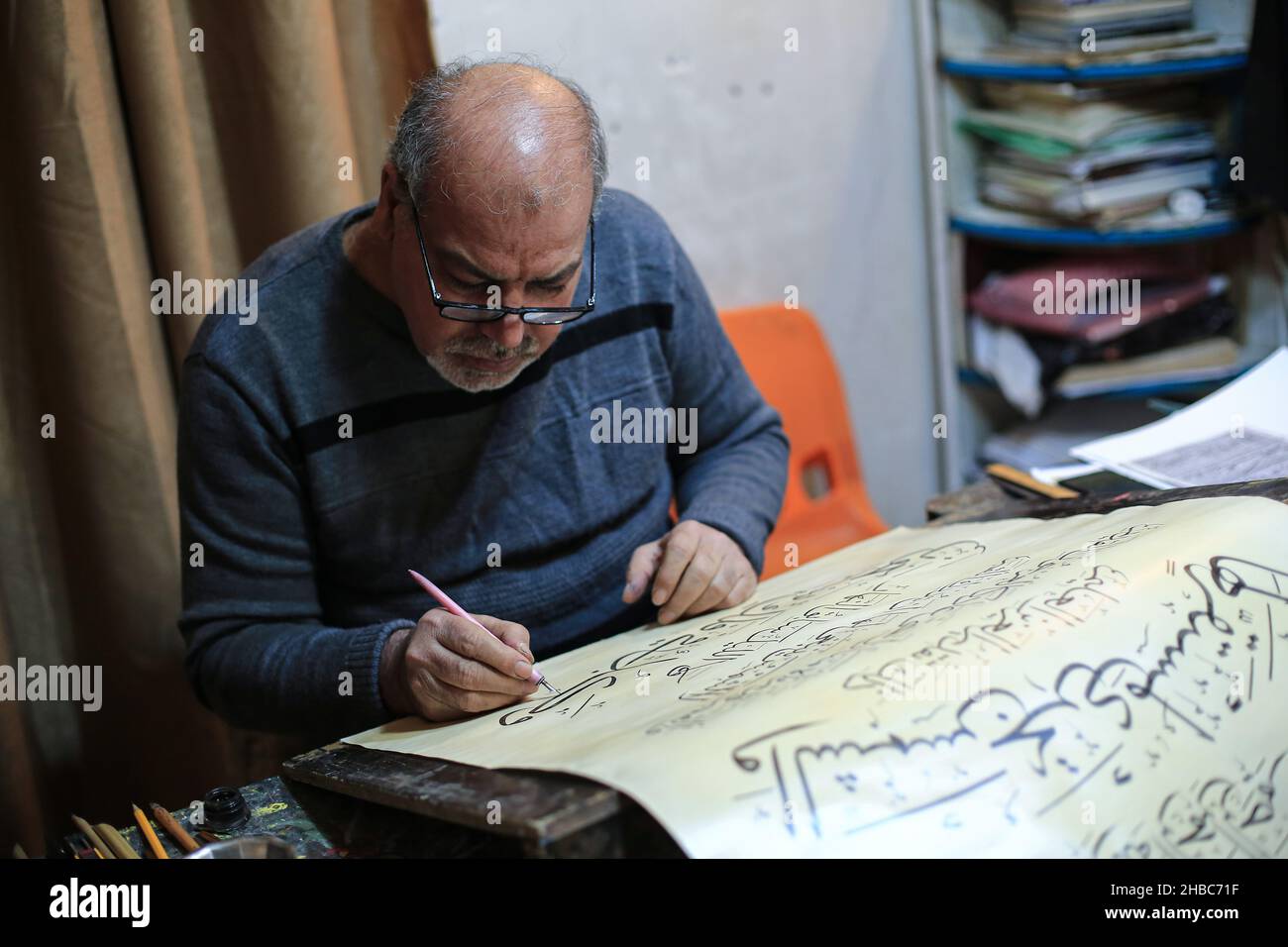 Baghdad, Iraq. 18th Dec, 2021. Iraqi Arabic calligraphy master Amin ...