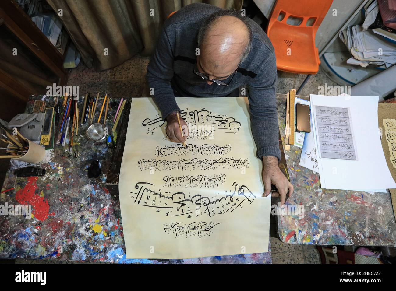 Baghdad, Iraq. 18th Dec, 2021. Iraqi Arabic calligraphy master Amin ...
