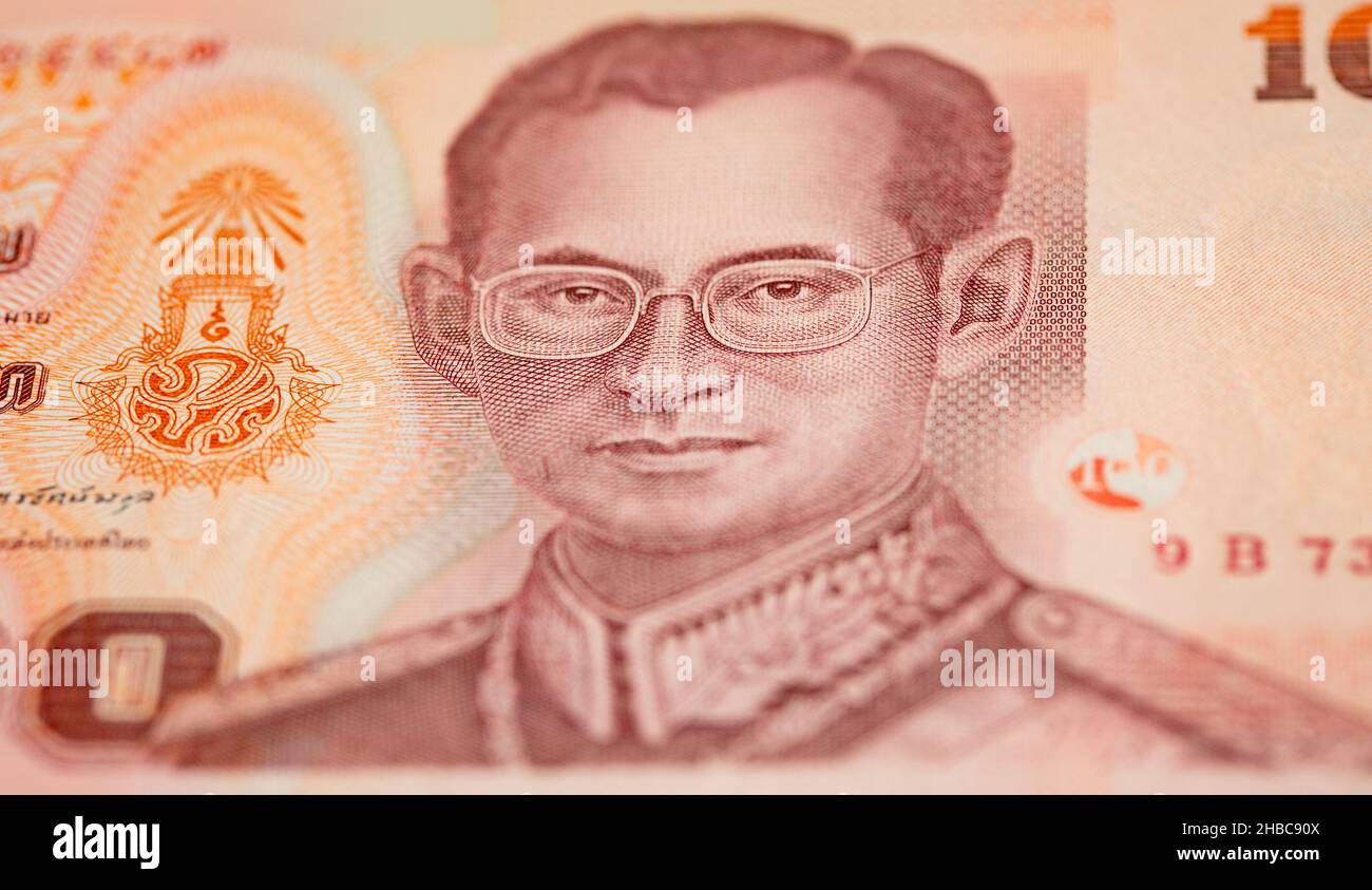 Thai baht note depicting king of Thailand Stock Photo - Alamy