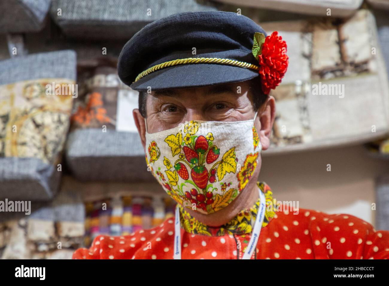 Moscow, Russia. 18th December, 2021 Seller wearing protecive face mask ...