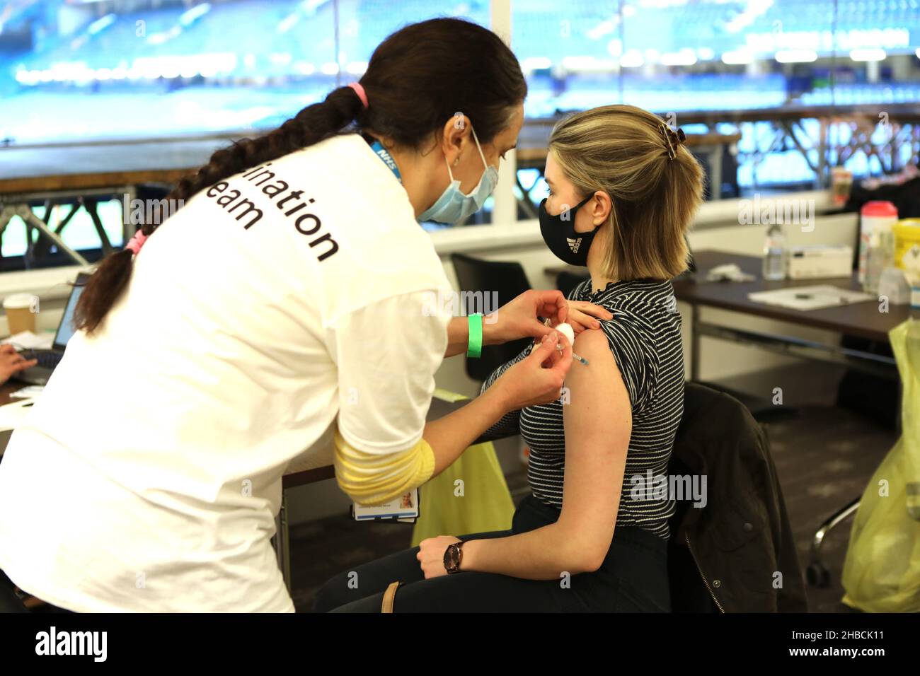 London, UK. 18th Dec, 2021. A NHS staff from the vaccination team ...
