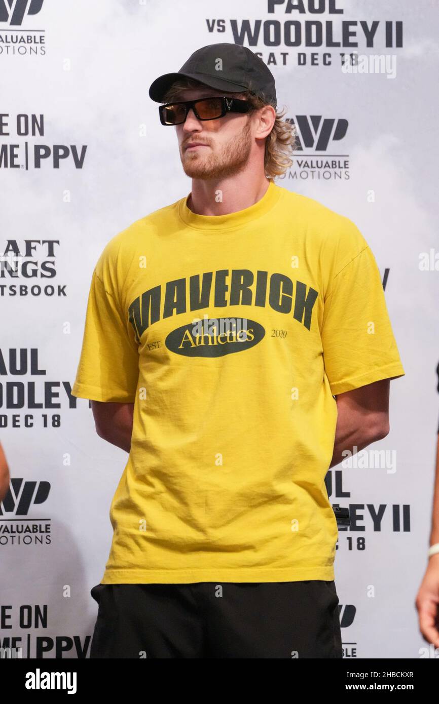 Logan paul fight hi-res stock photography and images - Alamy