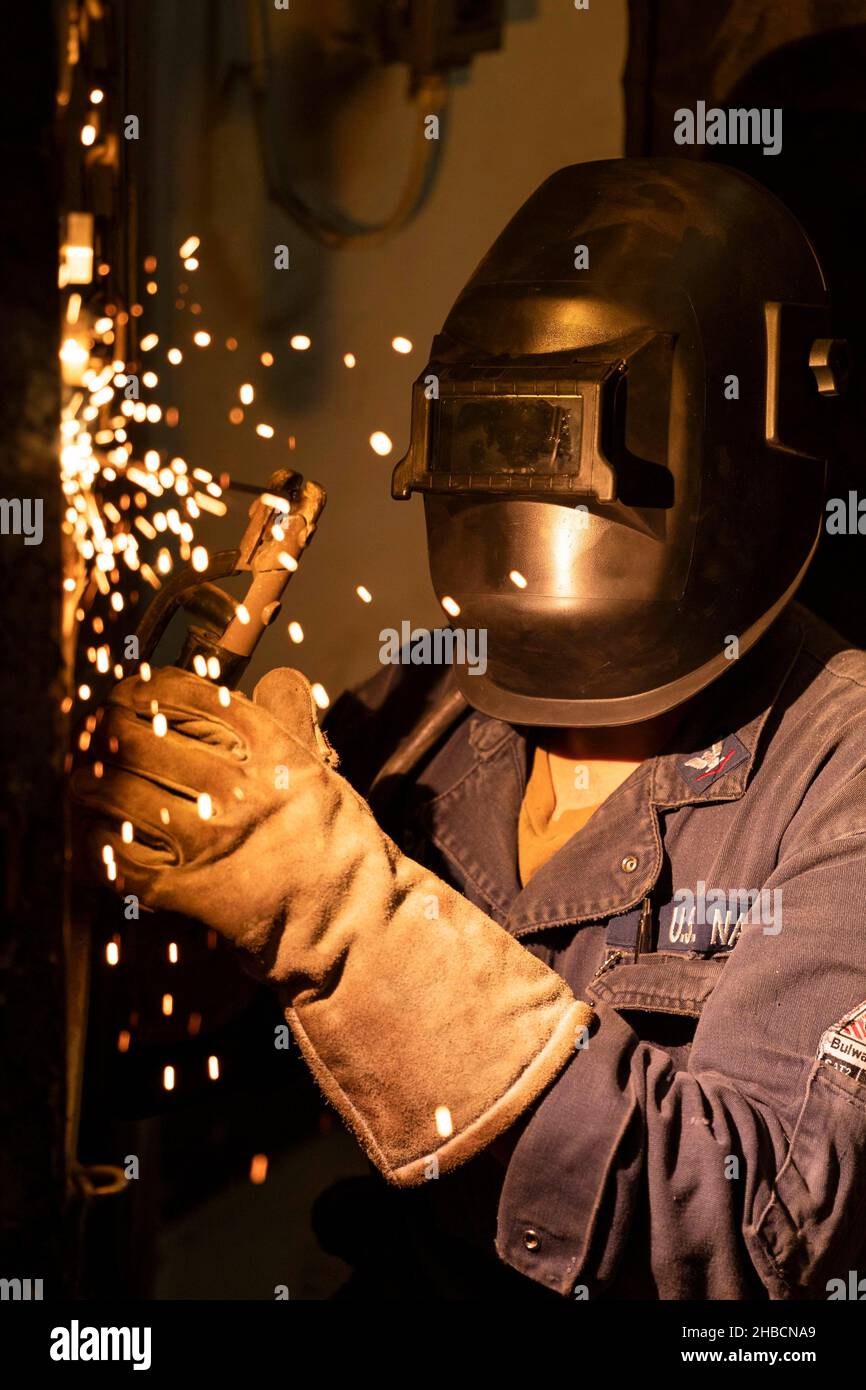 (211208-N-MZ836-1076) ATLANTIC OCEAN (Dec. 8, 2021) Hull Technician 3rd ...