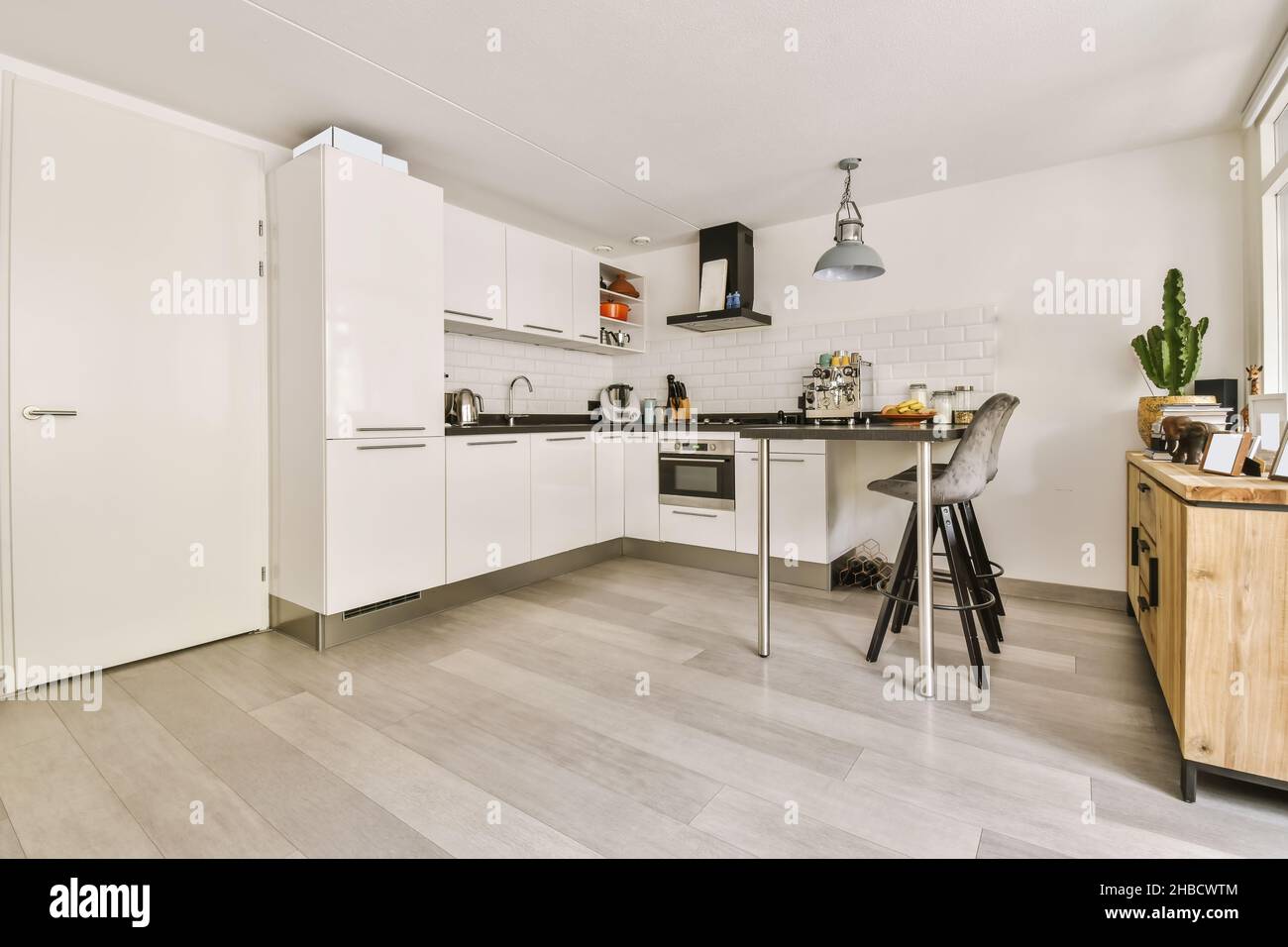 Delightful kitchen design with white kitchen set Stock Photo - Alamy