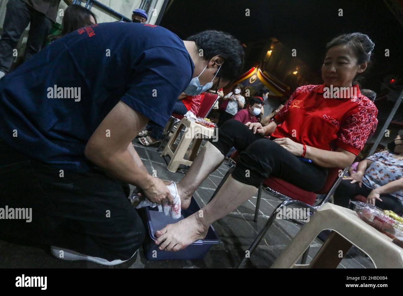 The tradition of washing mother's feet to welcome Mother's Day on ...