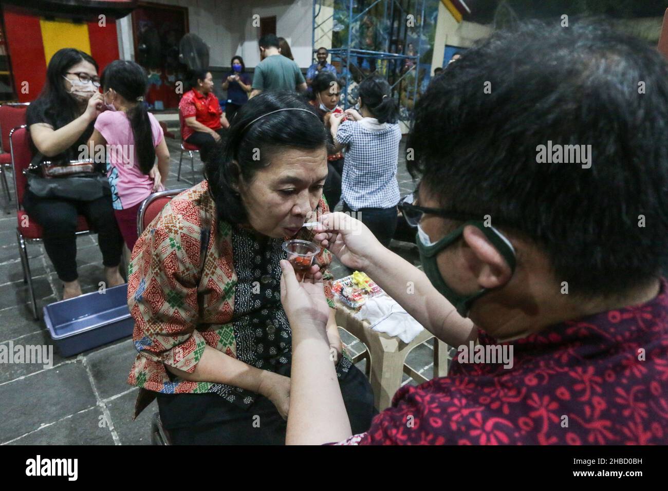 The tradition of washing mother's feet to welcome Mother's Day on ...