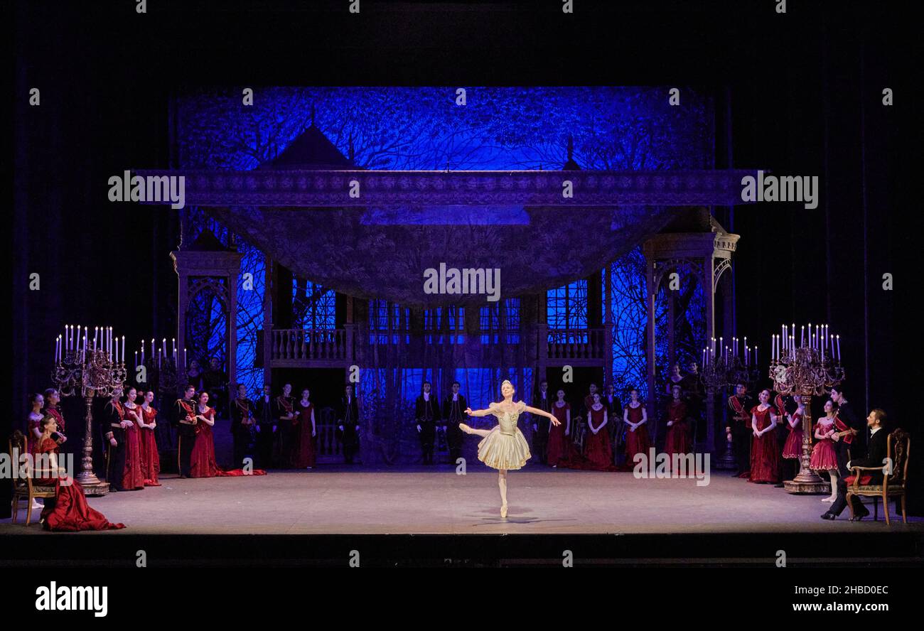 Hamburg, Germany. 17th Dec, 2021. Dancers Ida Praetorius as Sleeping ...