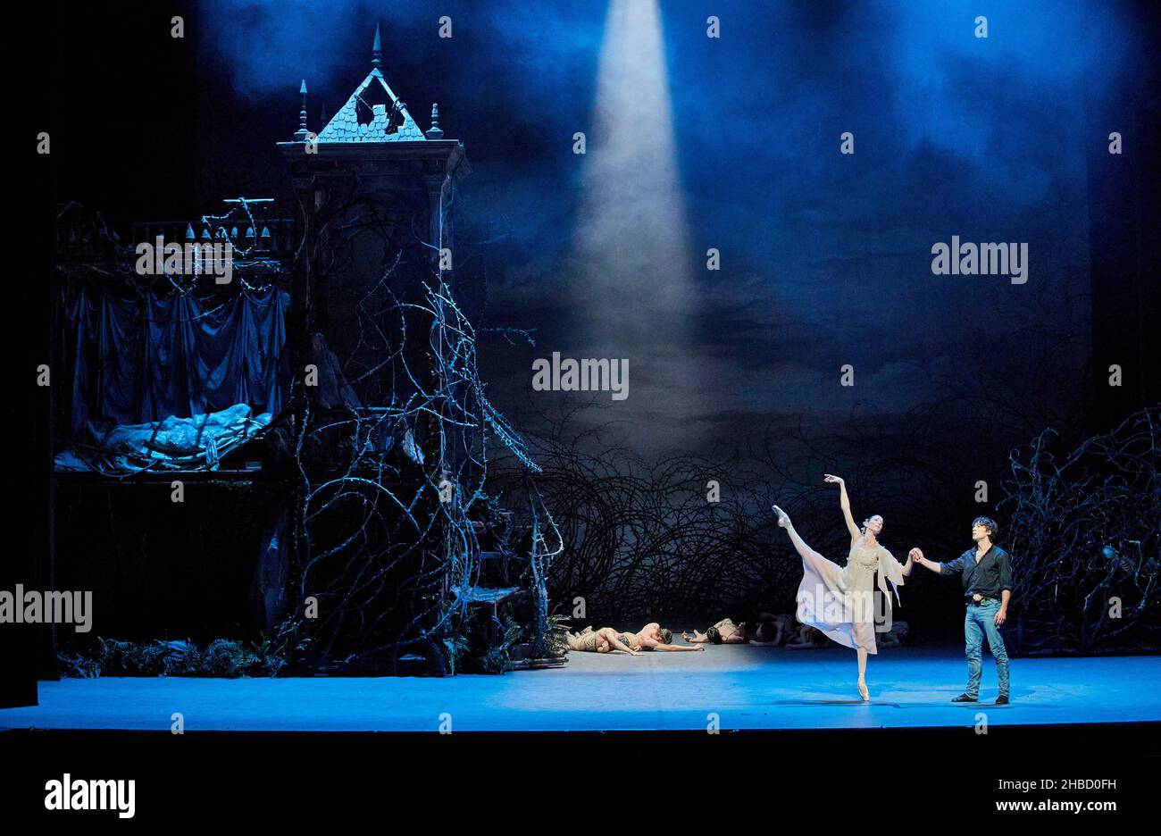 Hamburg, Germany. 17th Dec, 2021. Dancers Ida Praetorius as Sleeping ...