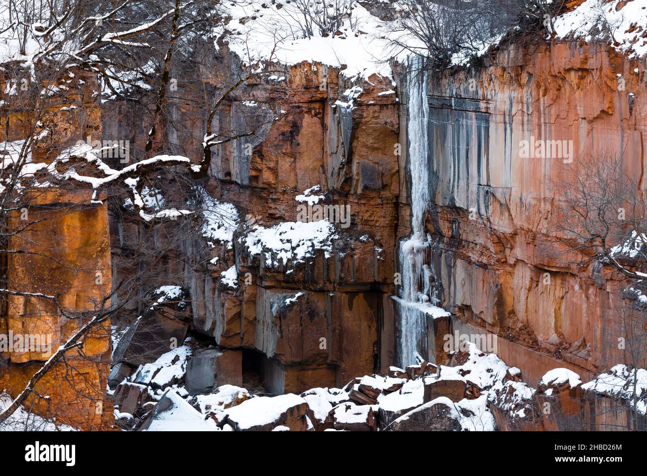 Frozen cave waterfall hi-res stock photography and images - Alamy