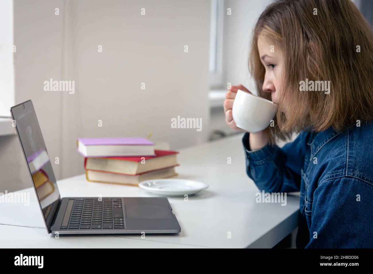 Cute teen girl sits table hi-res stock photography and images - Alamy