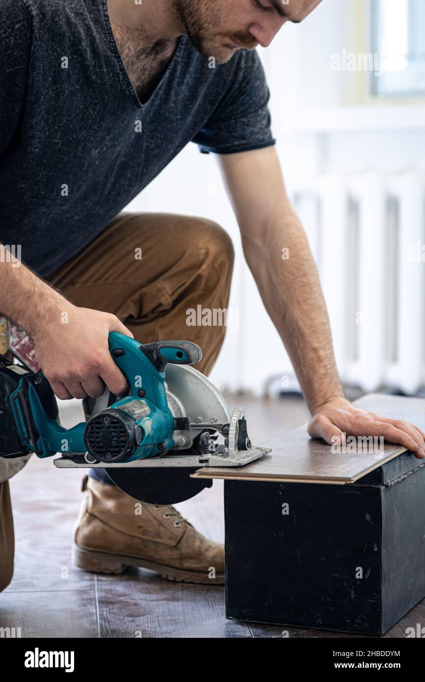 Circular Saw, carpenter using a circular saw for wood Stock Photo - Alamy