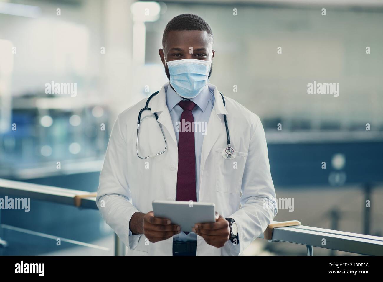 African american doctor tablet hi-res stock photography and images - Alamy