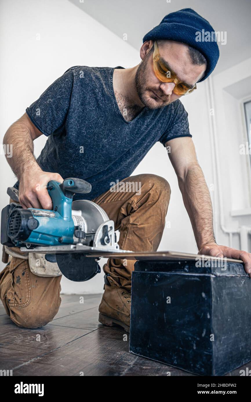 Circular Saw, carpenter using a circular saw for wood Stock Photo - Alamy